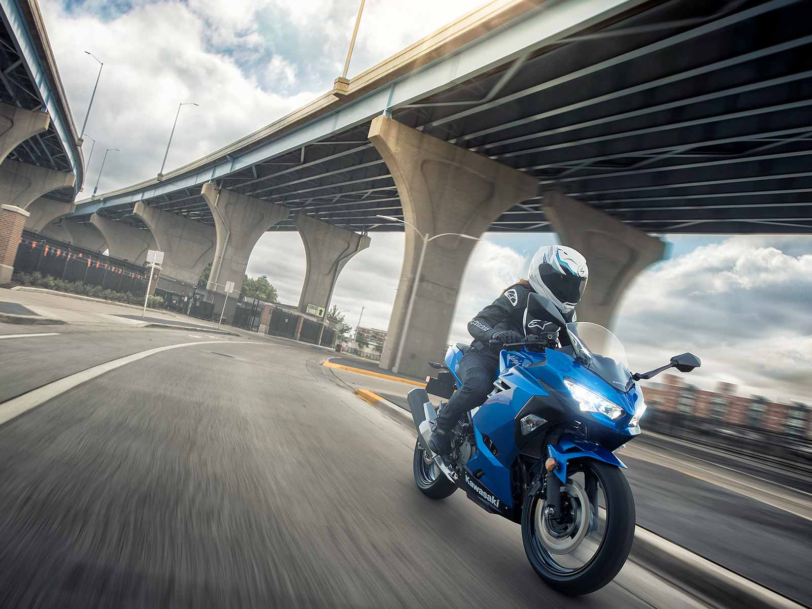 2018 NINJA 400 ABS Motorcycle | Canadian Kawasaki Motors Inc.