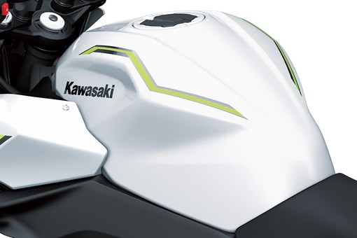2024 Z7 HYBRID Motorcycle | Canadian Kawasaki Motors Inc.