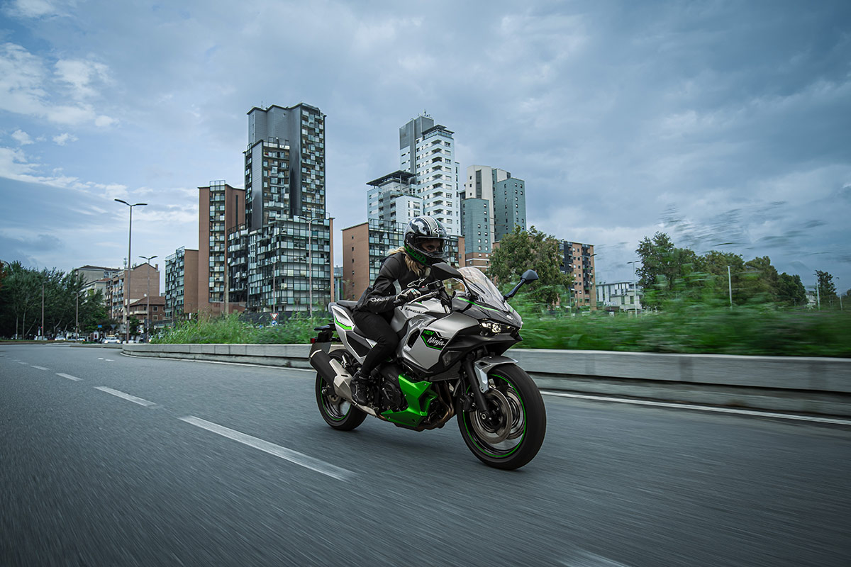 2024 NINJA 7 HYBRID Motorcycle | Canadian Kawasaki Motors Inc.
