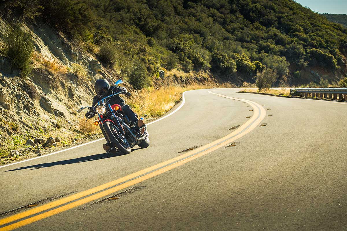 2025 VULCAN 900 CUSTOM Motorcycle | Canadian Kawasaki Motors Inc.