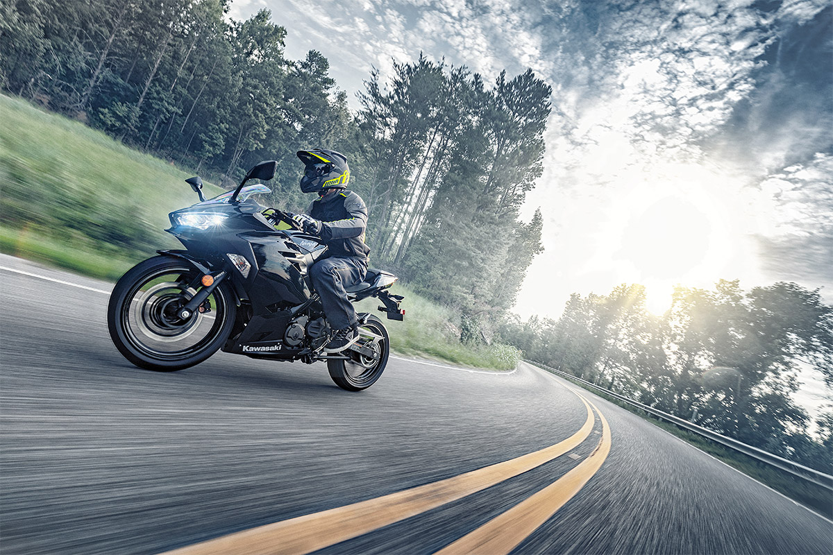 2019 NINJA 400 ABS Motorcycle | Canadian Kawasaki Motors Inc.