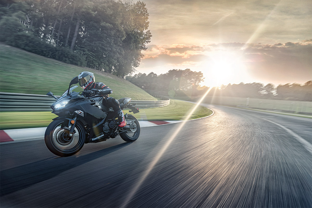 2019 NINJA 400 ABS Motorcycle | Canadian Kawasaki Motors Inc.