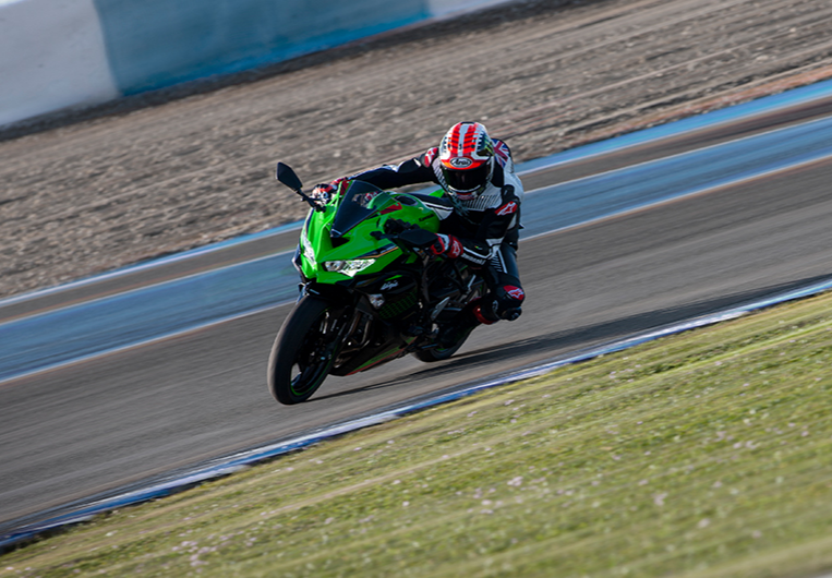 Kawasaki Ninja ZX-25R | Supersport Motorcycle | Unique 250cc In-Line 4